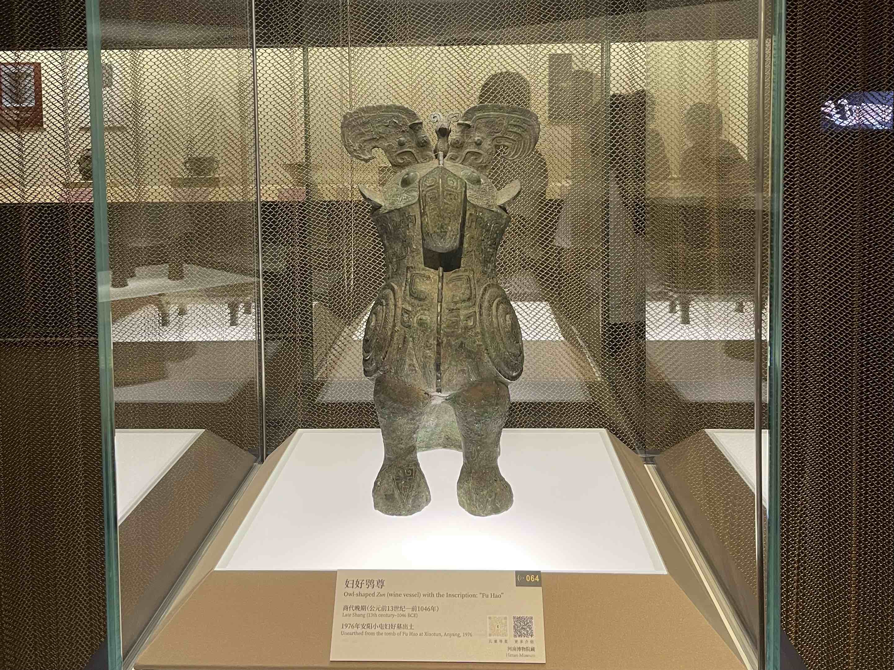 Experts Appreciate Masterpieces From Xia, Shang, Zhou Dynasties in Shanghai
