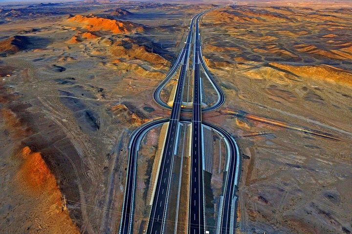Beijing-Urumqi Expressway Fully Opens
