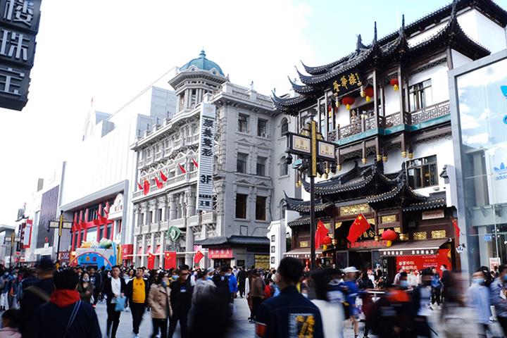 China’s Consumer Goods Sales Rose 5% in November, Less Than Expected