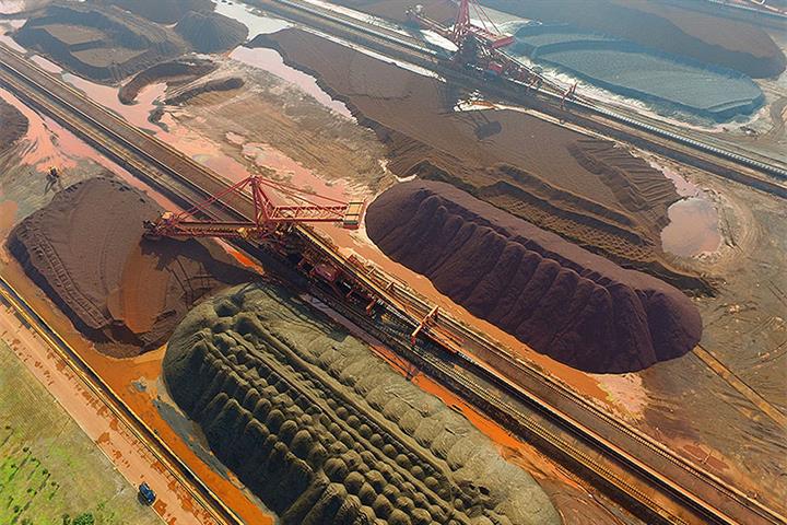 Iron Ore Futures Slump After China Warns Against False Price Information