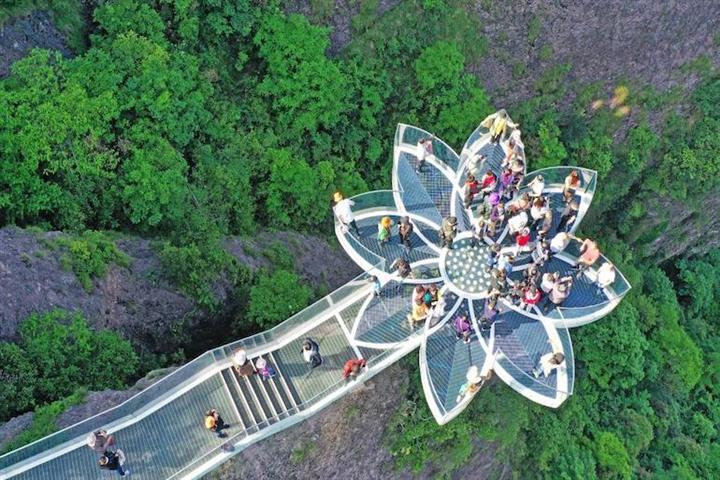 [In Photos] People Enjoy May Day Holiday Across China