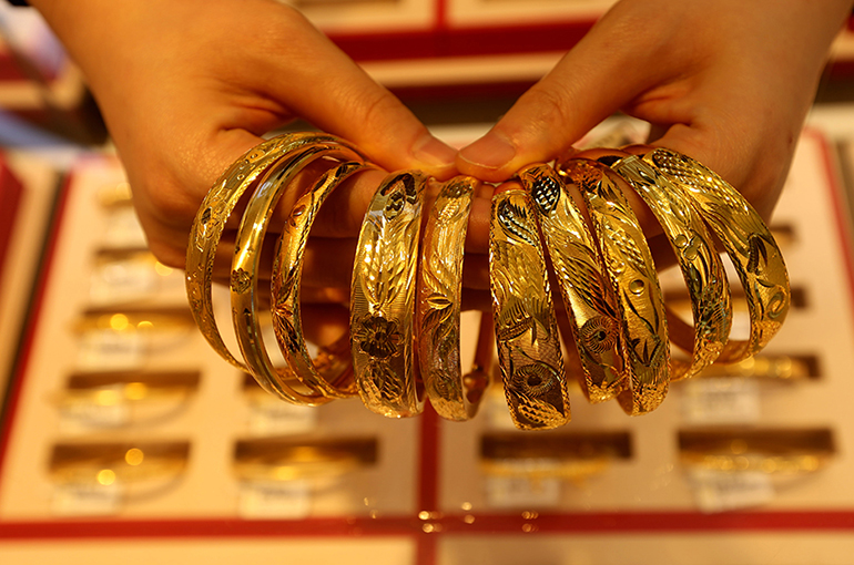 Chinese Banks Ease Curbs on Gold Investment As Precious Metal Prices Drop