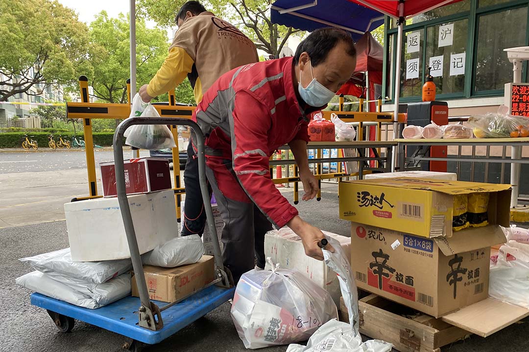 [In Photos] More Deliverymen Return to Work in Shanghai